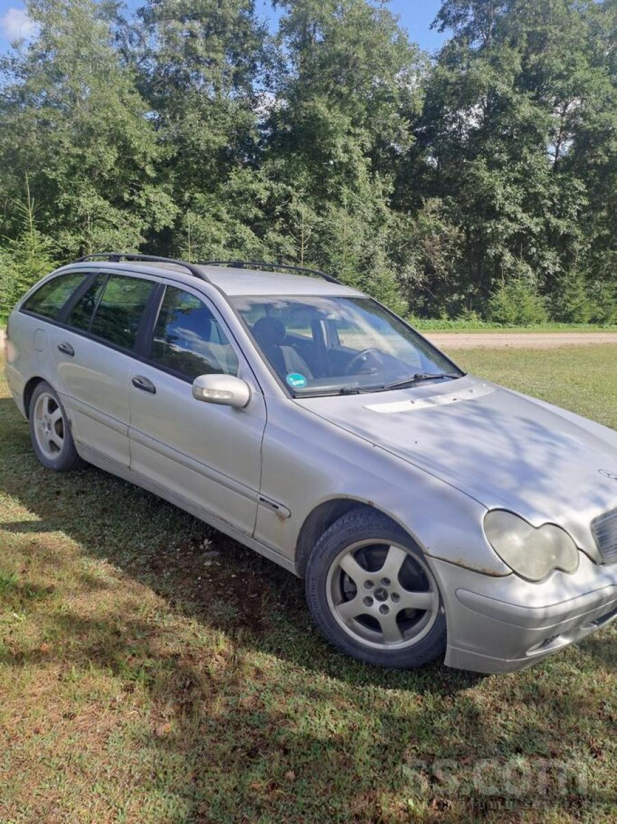 Grey Mercedes-Benz C 200 2002 in Aluksne, with an engine capacity of 2.20 L and mileage of 415 thousand km for 1200 €, photo 3 on AUTOMOTO.COM.LV
