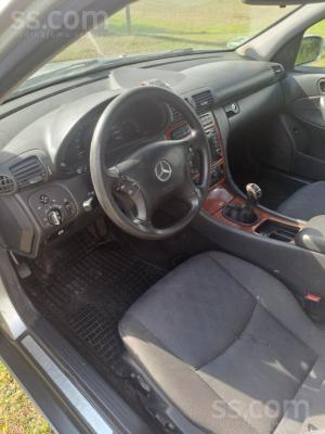 Grey Mercedes-Benz C 200 2002 in Aluksne, with an engine capacity of 2.20 L and mileage of 415 thousand km for 1200 €, photo 8 on AUTOMOTO.COM.LV