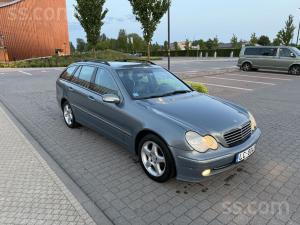 Grey Mercedes-Benz C 200 2003 in Ventspils, with an engine capacity of 2.20 L and mileage of 358 thousand km for 1750 €, photo 1 on AUTOMOTO.COM.LV