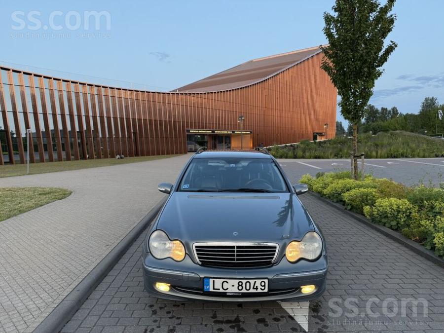 Grey Mercedes-Benz C 200 2003 in Ventspils, with an engine capacity of 2.20 L and mileage of 358 thousand km for 1750 €, photo 2 on AUTOMOTO.COM.LV