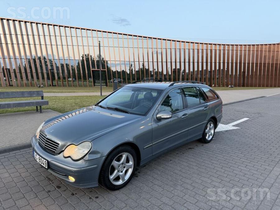 Grey Mercedes-Benz C 200 2003 in Ventspils, with an engine capacity of 2.20 L and mileage of 358 thousand km for 1750 €, photo 3 on AUTOMOTO.COM.LV