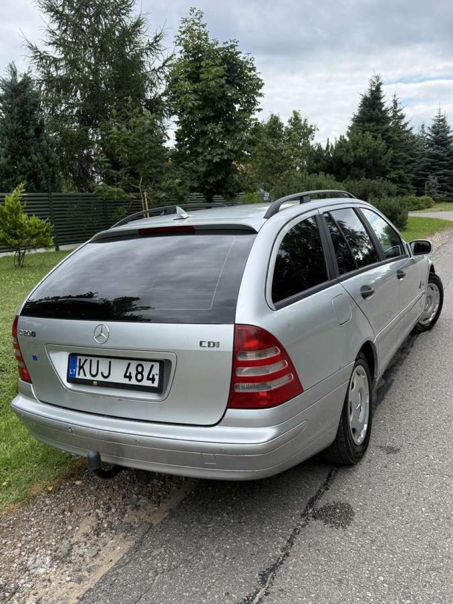 Grey Mercedes-Benz C 200 2003 in Vilnius, with an engine capacity of 2.15 L and mileage of 339 thousand km for 1650 €, photo 7 on AUTOMOTO.COM.LV