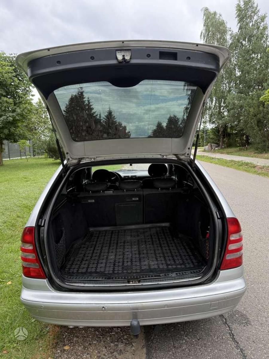 Grey Mercedes-Benz C 200 2003 in Vilnius, with an engine capacity of 2.15 L and mileage of 339 thousand km for 1650 €, photo 10 on AUTOMOTO.COM.LV
