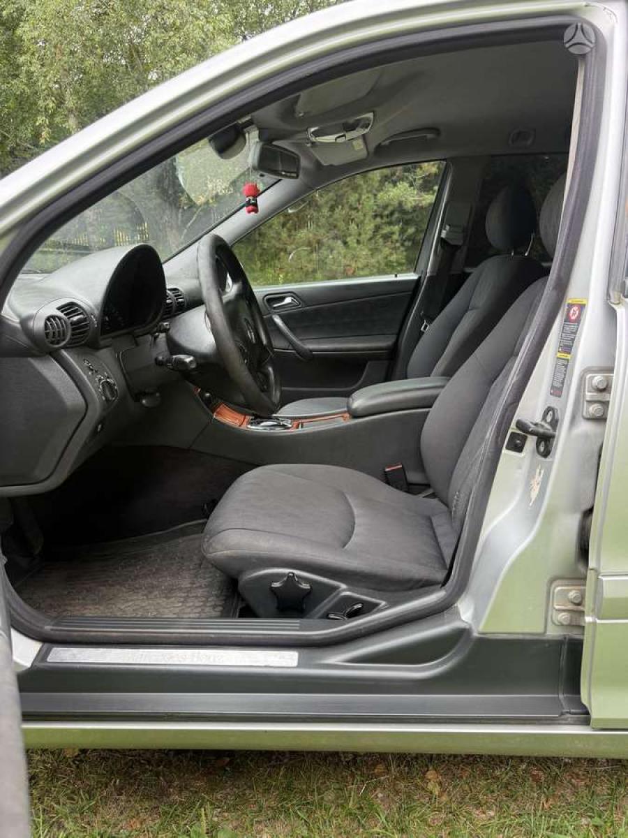 Grey Mercedes-Benz C 200 2003 in Vilnius, with an engine capacity of 2.15 L and mileage of 339 thousand km for 1650 €, photo 14 on AUTOMOTO.COM.LV