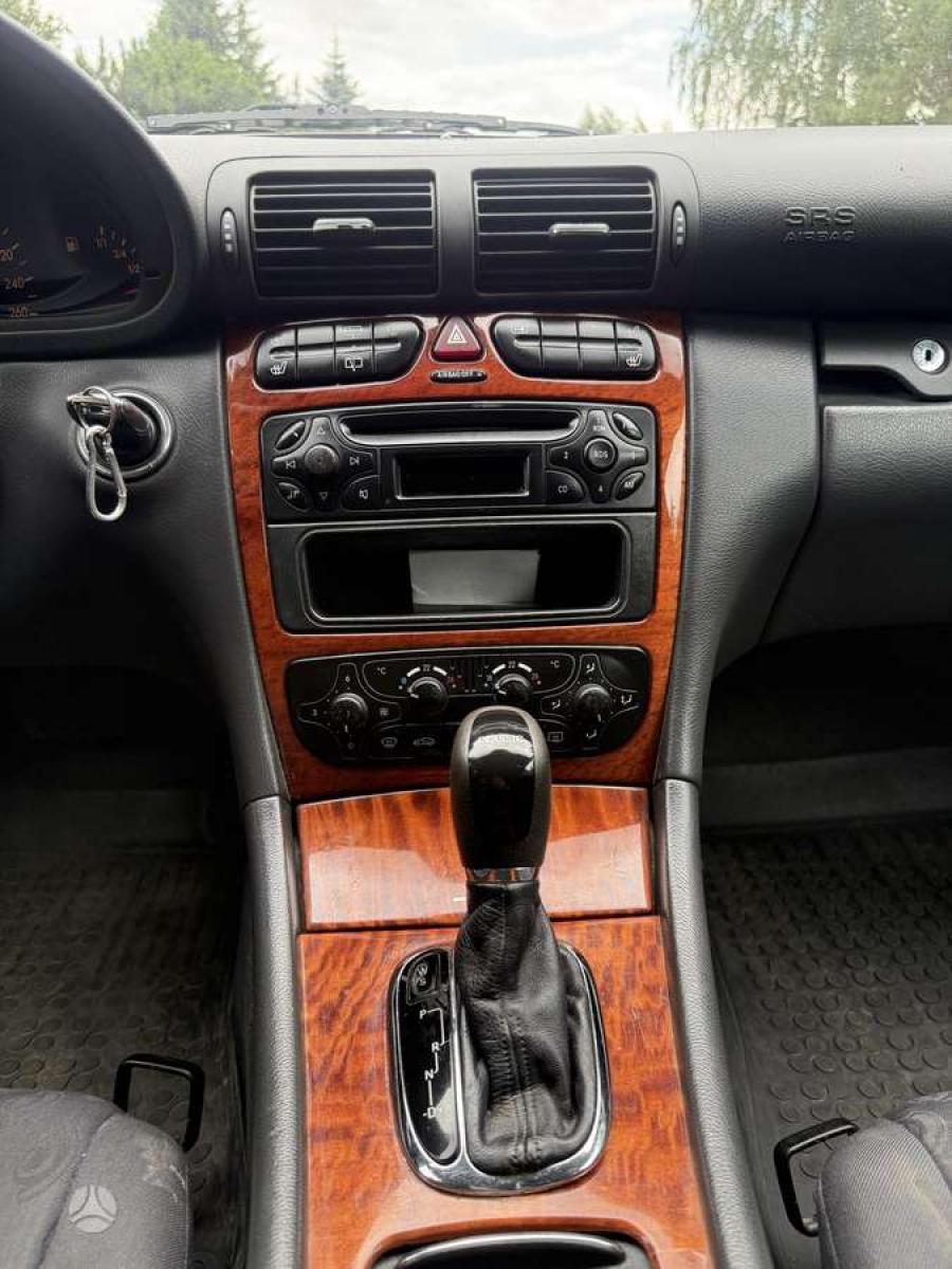 Grey Mercedes-Benz C 200 2003 in Vilnius, with an engine capacity of 2.15 L and mileage of 339 thousand km for 1650 €, photo 16 on AUTOMOTO.COM.LV