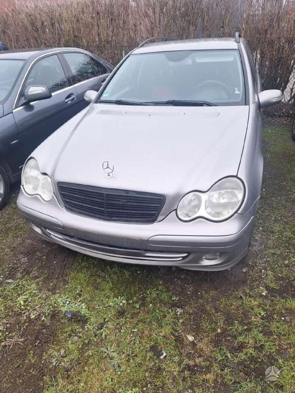Pelēks Mercedes-Benz C 200 2004 Jurbarkas, ar dzinēja tilpumu 2.15 L un nobraukumu 300 tūkst. km par 2150 €, foto 1 vietnē AUTOMOTO.COM.LV