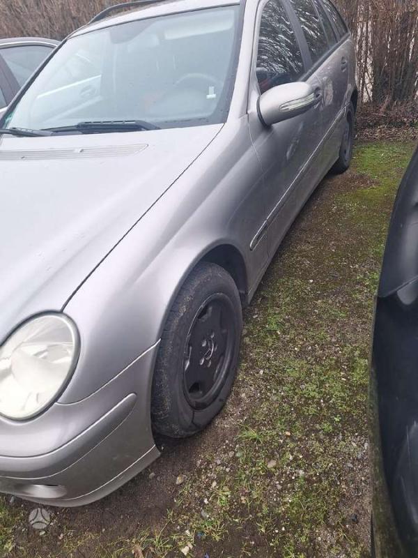 Pelēks Mercedes-Benz C 200 2004 Jurbarkas, ar dzinēja tilpumu 2.15 L un nobraukumu 300 tūkst. km par 2150 €, foto 2 vietnē AUTOMOTO.COM.LV