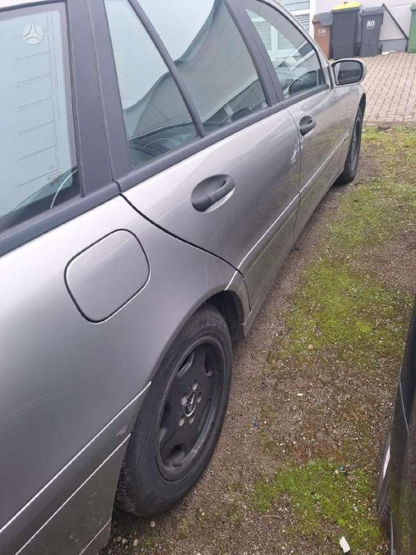 Pelēks Mercedes-Benz C 200 2004 Jurbarkas, ar dzinēja tilpumu 2.15 L un nobraukumu 300 tūkst. km par 2150 €, foto 4 vietnē AUTOMOTO.COM.LV