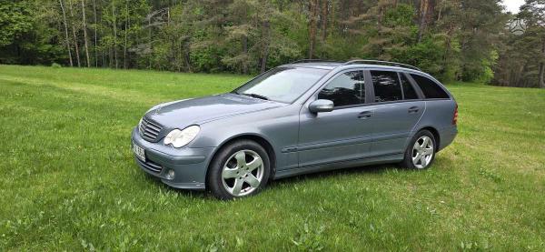 Grey Mercedes-Benz C 200 2004 in Anyksciai, with an engine capacity of 2.15 L and mileage of 270 thousand km for 1700 €, photo 3 on AUTOMOTO.COM.LV