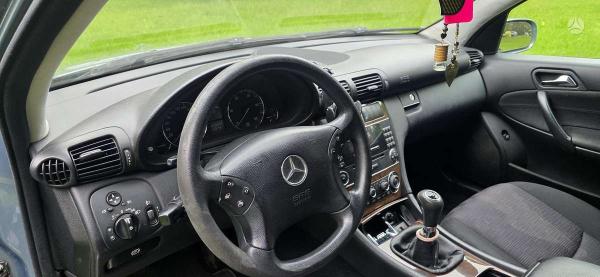 Grey Mercedes-Benz C 200 2004 in Anyksciai, with an engine capacity of 2.15 L and mileage of 270 thousand km for 1700 €, photo 4 on AUTOMOTO.COM.LV