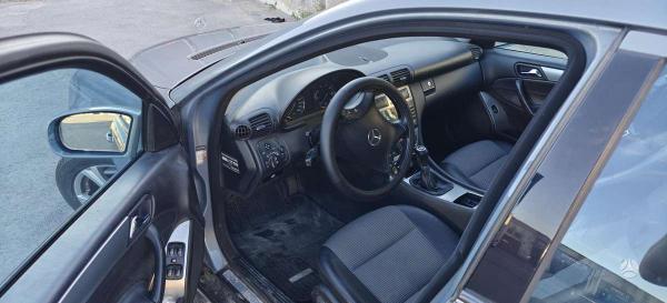 Pelēks Mercedes-Benz C 200 2006 Klaipėda, ar dzinēja tilpumu 1.80 L un nobraukumu 240 tūkst. km par 1500 €, foto 3 vietnē AUTOMOTO.COM.LV