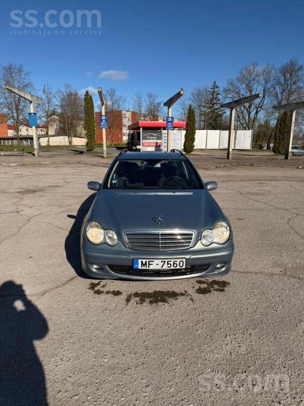 Pelēks Mercedes-Benz C 200 2007 Liepāja, ar dzinēja tilpumu 2.10 L un nobraukumu 256 tūkst. km par 2600 €, foto 1 vietnē AUTOMOTO.COM.LV