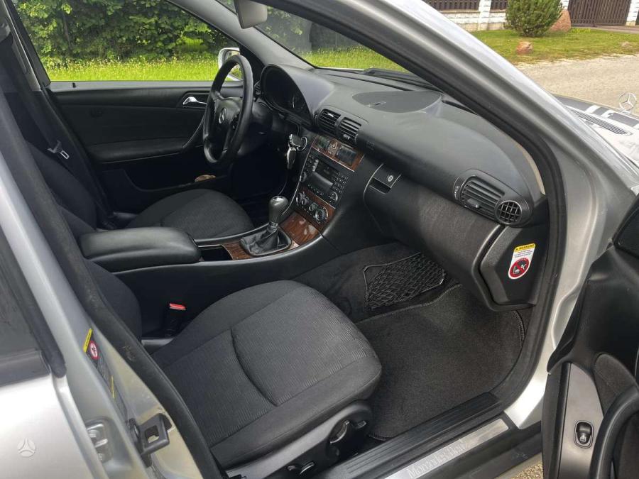 Pelēks Mercedes-Benz C 200 2007 Marijampole, ar dzinēja tilpumu 2.20 L un nobraukumu 270 tūkst. km par 2850 €, foto 15 vietnē AUTOMOTO.COM.LV