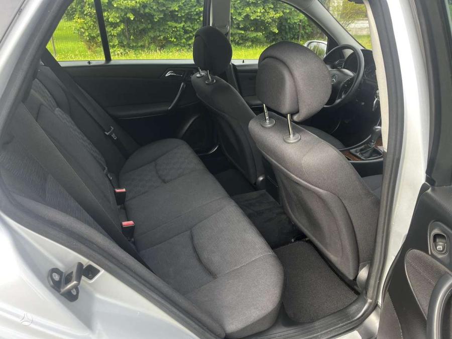 Pelēks Mercedes-Benz C 200 2007 Marijampole, ar dzinēja tilpumu 2.20 L un nobraukumu 270 tūkst. km par 2850 €, foto 16 vietnē AUTOMOTO.COM.LV