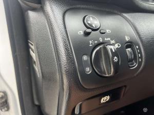 Pelēks Mercedes-Benz C 200 2007 Marijampole, ar dzinēja tilpumu 2.20 L un nobraukumu 270 tūkst. km par 2850 €, foto 18 vietnē AUTOMOTO.COM.LV