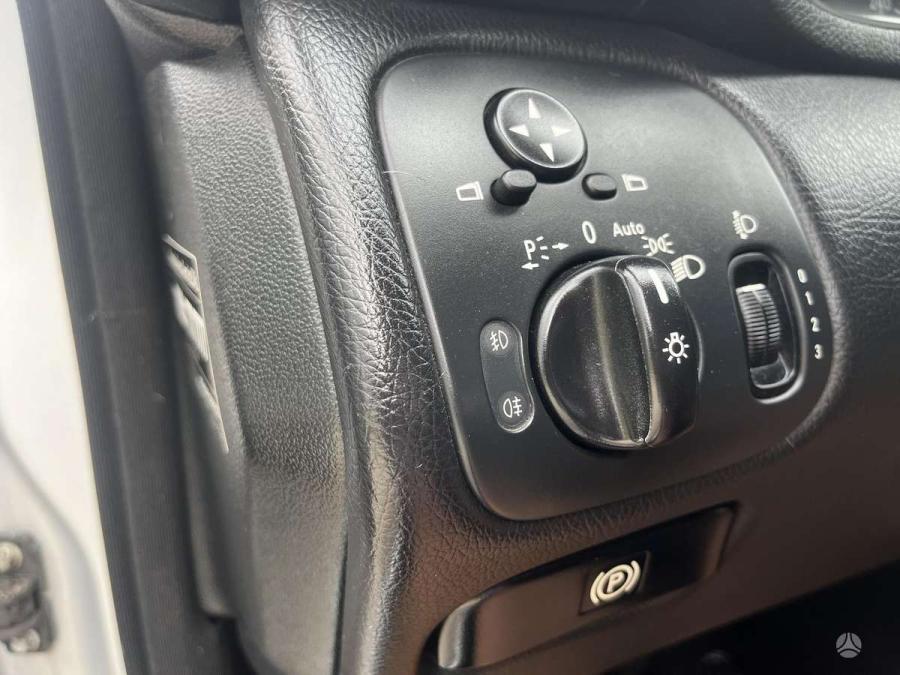 Pelēks Mercedes-Benz C 200 2007 Marijampole, ar dzinēja tilpumu 2.20 L un nobraukumu 270 tūkst. km par 2850 €, foto 18 vietnē AUTOMOTO.COM.LV