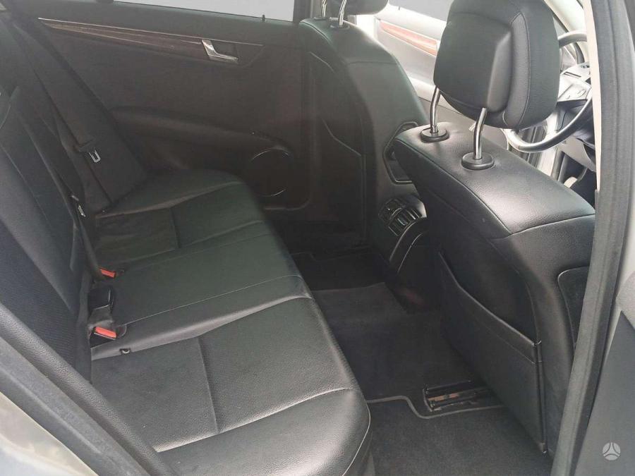 Pelēks Mercedes-Benz C 200 2008 Viļņa, ar dzinēja tilpumu 2.15 L un nobraukumu 327 tūkst. km par 4290 €, foto 15 vietnē AUTOMOTO.COM.LV