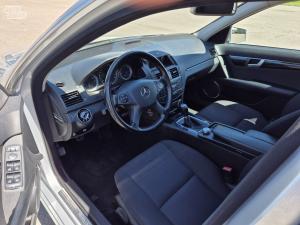 Grey Mercedes-Benz C 200 2009 in Mazeikiai, with an engine capacity of 2.20 L and mileage of 289 thousand km for 3950 €, photo 8 on AUTOMOTO.COM.LV