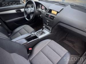 Pelēks Mercedes-Benz C 200 2009 Rīga, ar dzinēja tilpumu 2.20 L un nobraukumu 216 tūkst. km par 4990 €, foto 24 vietnē AUTOMOTO.COM.LV