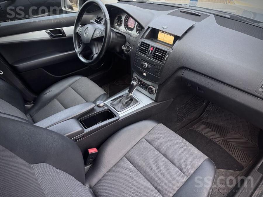 Pelēks Mercedes-Benz C 200 2009 Rīga, ar dzinēja tilpumu 2.20 L un nobraukumu 216 tūkst. km par 4990 €, foto 24 vietnē AUTOMOTO.COM.LV