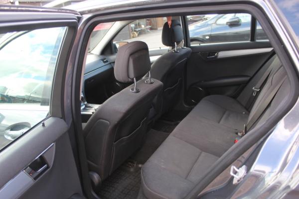 Pelēks Mercedes-Benz C 200 2009 Rīga, ar dzinēja tilpumu 2.10 L un nobraukumu 281 tūkst. km par 4500 €, foto 7 vietnē AUTOMOTO.COM.LV