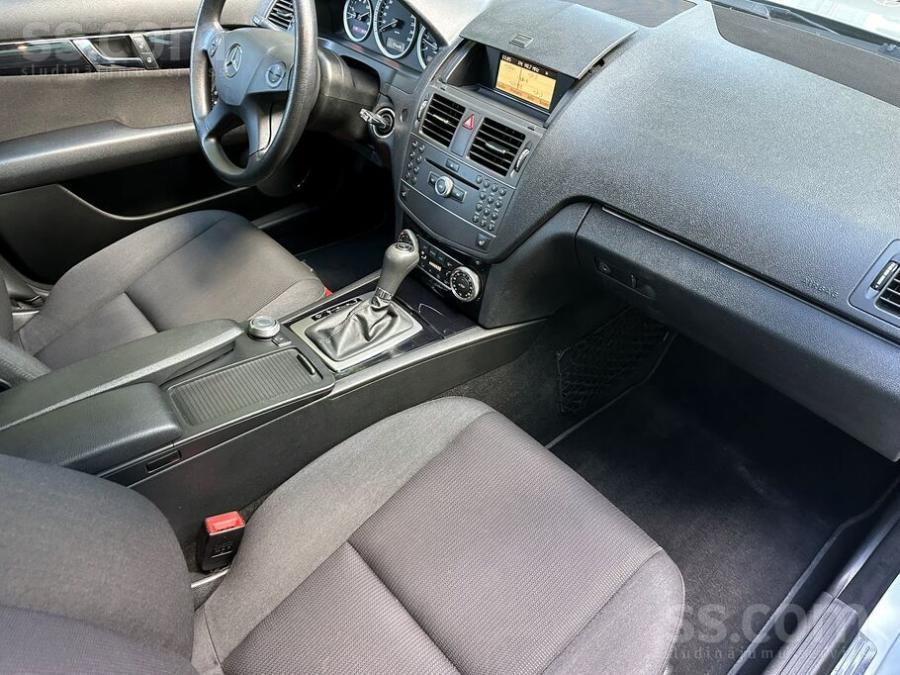 Pelēks Mercedes-Benz C 200 2010 Rīga, ar dzinēja tilpumu 2.20 L un nobraukumu 320 tūkst. km par 4900 €, foto 15 vietnē AUTOMOTO.COM.LV