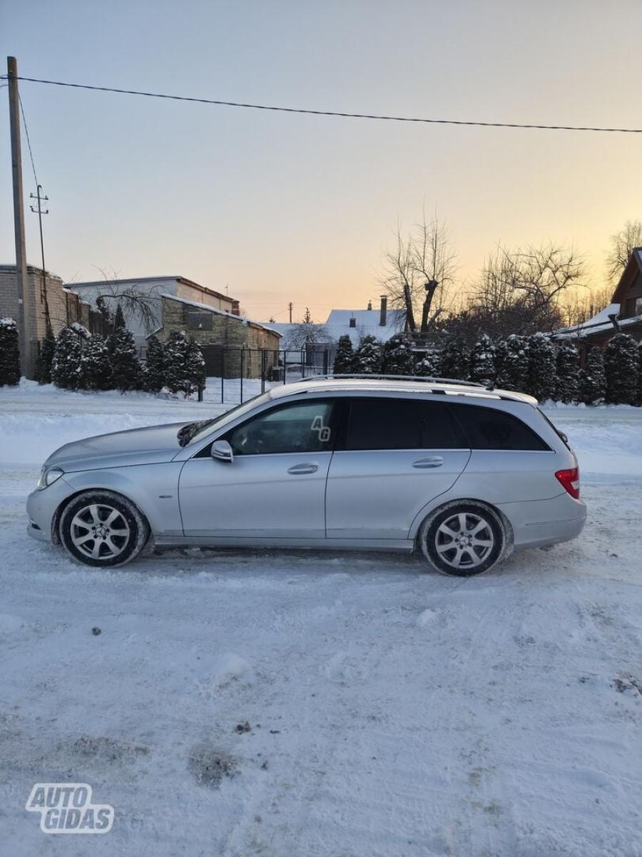 Серый Мерседес Ц 200 2011 в Паневежис, объемом двигателя 2.10 л и пробегом 316 тыс. км за 5450 €, фото 2 на AUTOMOTO.COM.LV