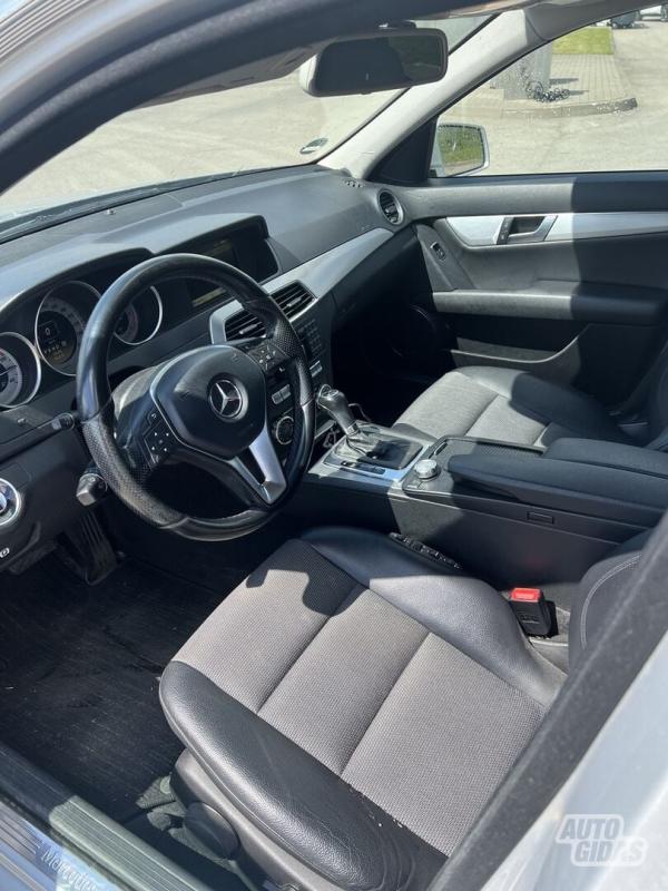 Pelēks Mercedes-Benz C 200 2011 Panevēža, ar dzinēja tilpumu 2.10 L un nobraukumu 302 tūkst. km par 4950 €, foto 10 vietnē AUTOMOTO.COM.LV