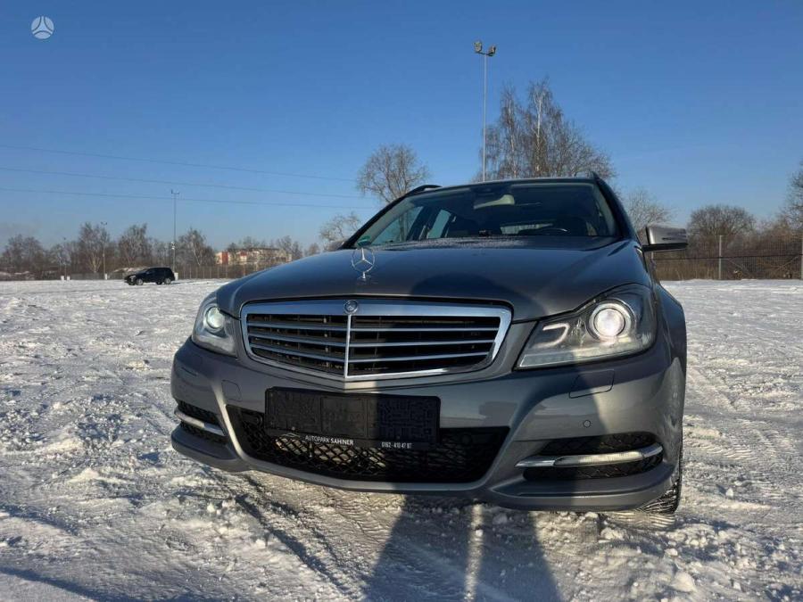 Pelēks Mercedes-Benz C 200 2012 Marijampole, ar dzinēja tilpumu 2.20 L un nobraukumu 333 tūkst. km par 4650 €, foto 9 vietnē AUTOMOTO.COM.LV