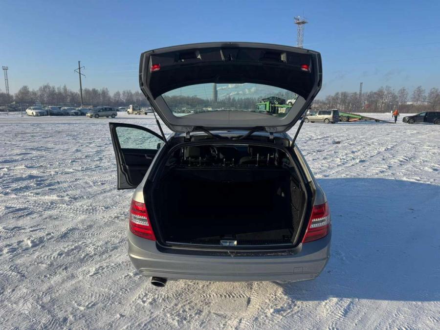 Pelēks Mercedes-Benz C 200 2012 Marijampole, ar dzinēja tilpumu 2.20 L un nobraukumu 333 tūkst. km par 4650 €, foto 13 vietnē AUTOMOTO.COM.LV