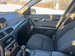 Pelēks Mercedes-Benz C 200 2012 Marijampole, ar dzinēja tilpumu 2.20 L un nobraukumu 333 tūkst. km par 4650 €, foto 17 vietnē AUTOMOTO.COM.LV