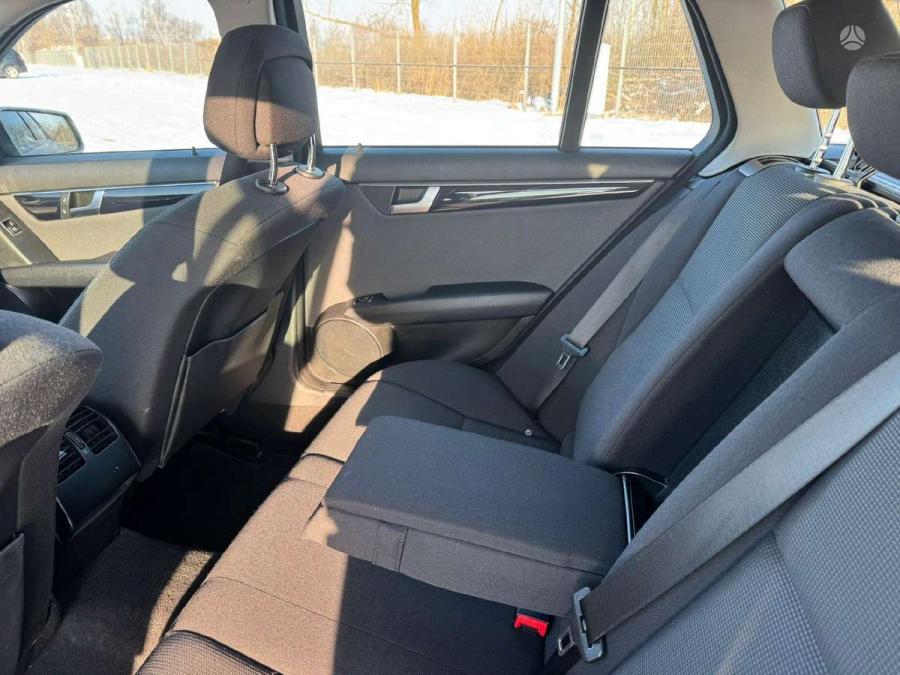 Pelēks Mercedes-Benz C 200 2012 Marijampole, ar dzinēja tilpumu 2.20 L un nobraukumu 333 tūkst. km par 4650 €, foto 19 vietnē AUTOMOTO.COM.LV