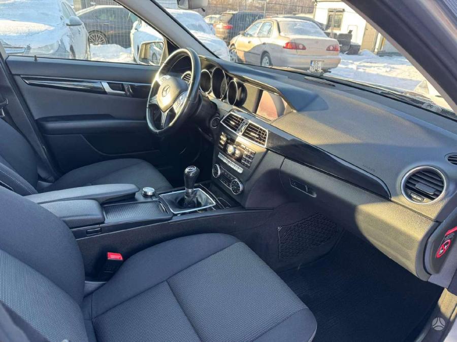 Pelēks Mercedes-Benz C 200 2012 Marijampole, ar dzinēja tilpumu 2.20 L un nobraukumu 333 tūkst. km par 4650 €, foto 23 vietnē AUTOMOTO.COM.LV
