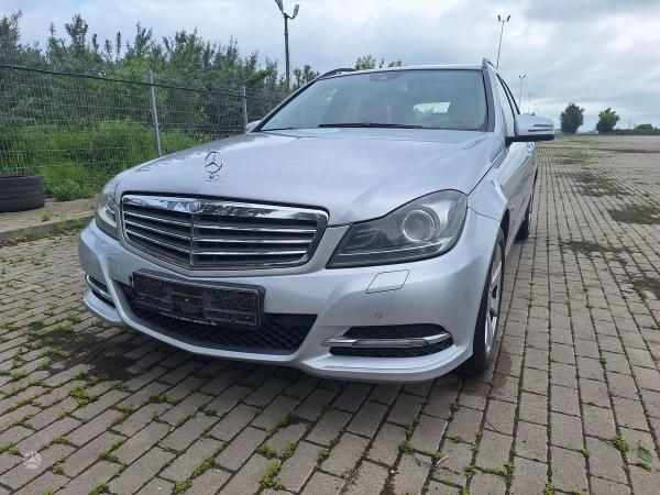 Pelēks Mercedes-Benz C 200 2012 Marijampole, ar dzinēja tilpumu 2.14 L un nobraukumu 300 tūkst. km par 4400 €, foto 2 vietnē AUTOMOTO.COM.LV