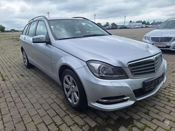 Pelēks Mercedes-Benz C 200 2012 Marijampole, ar dzinēja tilpumu 2.14 L un nobraukumu 300 tūkst. km par 4400 €, foto 3 vietnē AUTOMOTO.COM.LV