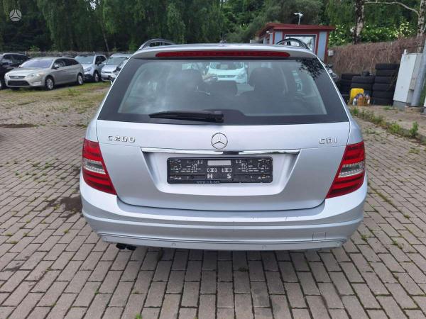 Pelēks Mercedes-Benz C 200 2012 Marijampole, ar dzinēja tilpumu 2.14 L un nobraukumu 300 tūkst. km par 4400 €, foto 5 vietnē AUTOMOTO.COM.LV