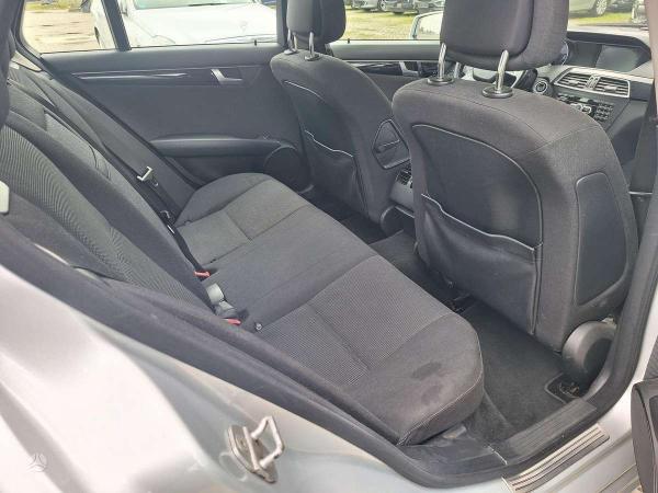 Pelēks Mercedes-Benz C 200 2012 Marijampole, ar dzinēja tilpumu 2.14 L un nobraukumu 300 tūkst. km par 4400 €, foto 8 vietnē AUTOMOTO.COM.LV