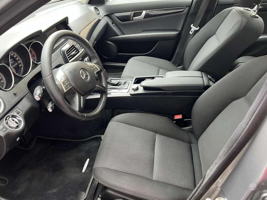 Pelēks Mercedes-Benz C 200 2013 Klaipėda, ar dzinēja tilpumu 2.14 L un nobraukumu 400 tūkst. km par 3450 €, foto 13 vietnē AUTOMOTO.COM.LV