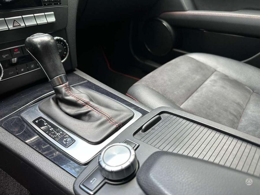 Pelēks Mercedes-Benz C 200 2013 Viļņa, ar dzinēja tilpumu 2.14 L un nobraukumu 214 tūkst. km par 7900 €, foto 25 vietnē AUTOMOTO.COM.LV