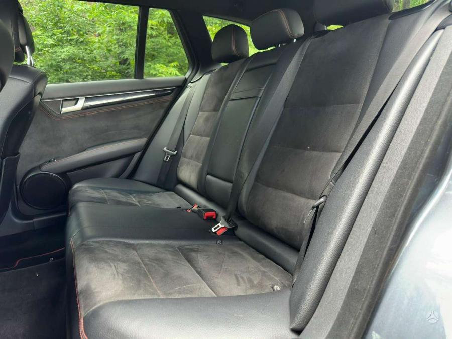 Pelēks Mercedes-Benz C 200 2013 Viļņa, ar dzinēja tilpumu 2.14 L un nobraukumu 214 tūkst. km par 7900 €, foto 30 vietnē AUTOMOTO.COM.LV