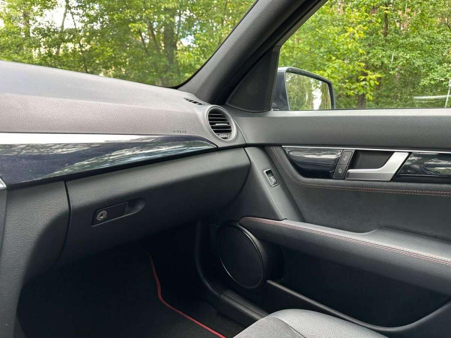 Pelēks Mercedes-Benz C 200 2013 Viļņa, ar dzinēja tilpumu 2.14 L un nobraukumu 214 tūkst. km par 7900 €, foto 33 vietnē AUTOMOTO.COM.LV