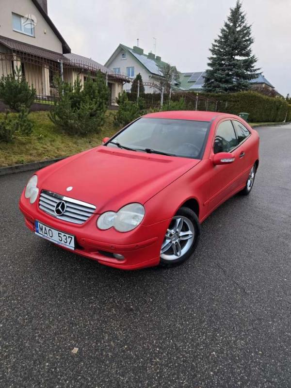 Red Mercedes-Benz C 200 2003 in Vilnius, with an engine capacity of 1.99 L and mileage of 186 thousand km for 1999 €, photo 1 on AUTOMOTO.COM.LV