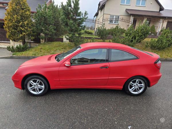 Red Mercedes-Benz C 200 2003 in Vilnius, with an engine capacity of 1.99 L and mileage of 186 thousand km for 1999 €, photo 3 on AUTOMOTO.COM.LV