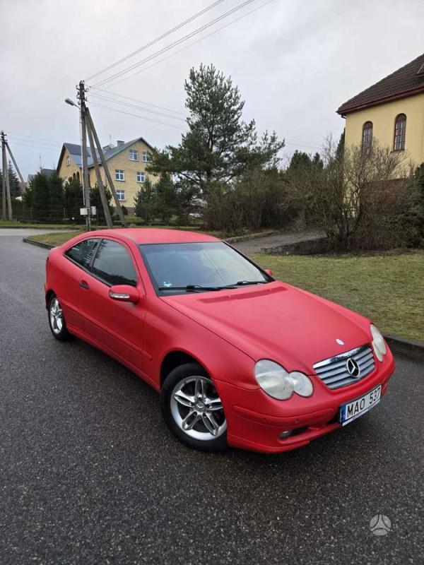 Red Mercedes-Benz C 200 2003 in Vilnius, with an engine capacity of 1.99 L and mileage of 186 thousand km for 1999 €, photo 2 on AUTOMOTO.COM.LV