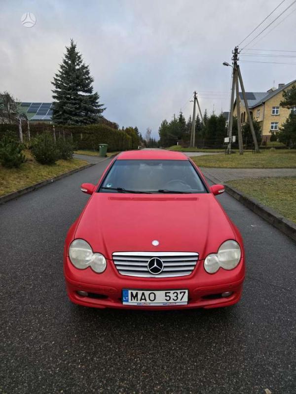 Red Mercedes-Benz C 200 2003 in Vilnius, with an engine capacity of 1.99 L and mileage of 186 thousand km for 1999 €, photo 8 on AUTOMOTO.COM.LV