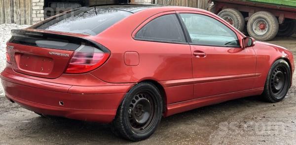 Red Mercedes-Benz C 200 2001 in Kuldiga, with an engine capacity of 2.00 L and mileage of 249 thousand km for 350 €, photo 3 on AUTOMOTO.COM.LV