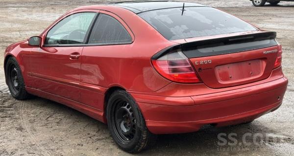 Red Mercedes-Benz C 200 2001 in Kuldiga, with an engine capacity of 2.00 L and mileage of 249 thousand km for 350 €, photo 4 on AUTOMOTO.COM.LV