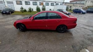 Sarkans Mercedes-Benz C 200 2001 Panevēža, ar dzinēja tilpumu 2.20 L un nobraukumu 360 tūkst. km par 900 €, foto  vietnē AUTOMOTO.COM.LV