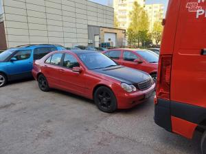 Red Mercedes-Benz C 200 2001 in Panevezys, with an engine capacity of 2.20 L and mileage of 360 thousand km for 900 €, photo 3 on AUTOMOTO.COM.LV