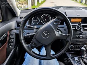 Red Mercedes-Benz C 200 2007 in Ogre, with an engine capacity of 2.20 L and mileage of 289 thousand km for 6000 €, photo 8 on AUTOMOTO.COM.LV
